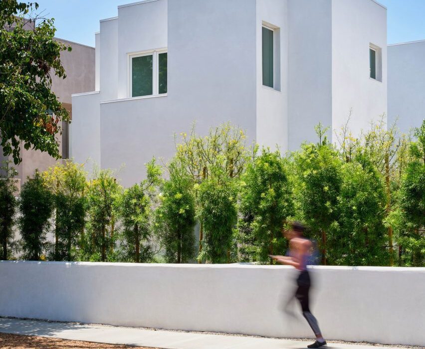 Inaba Williams creates mirrored stucco-clad residences in California ...